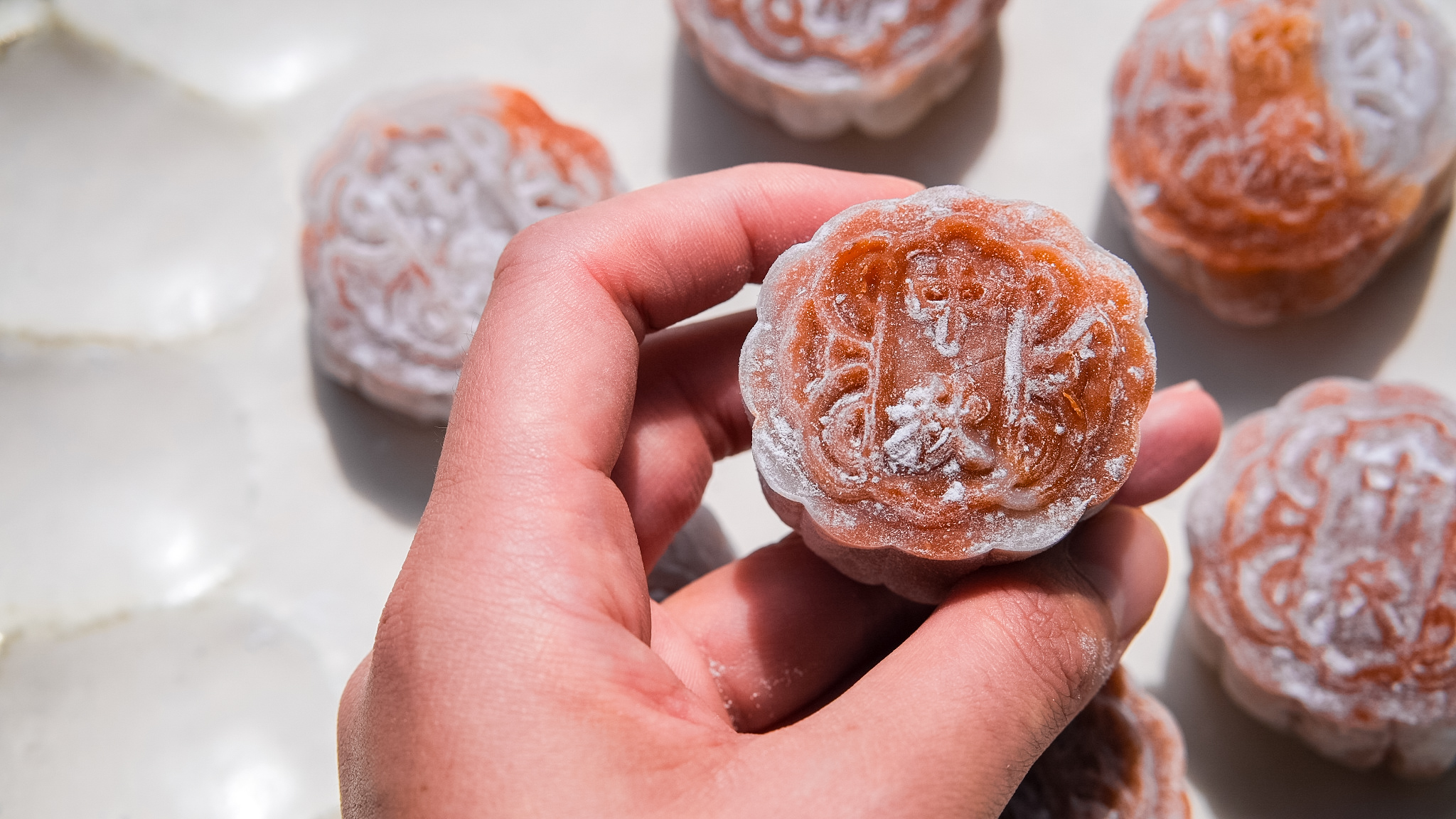 Duo-Toned Thai Tea Snow Skin Mooncake Recipe – pistachiopicks
